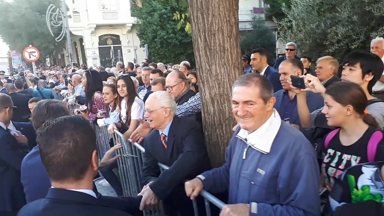 Οι πολίτες με Μητσοτάκη στη Θεσσαλονίκη...Ενας πήγε για χειραψία και ...