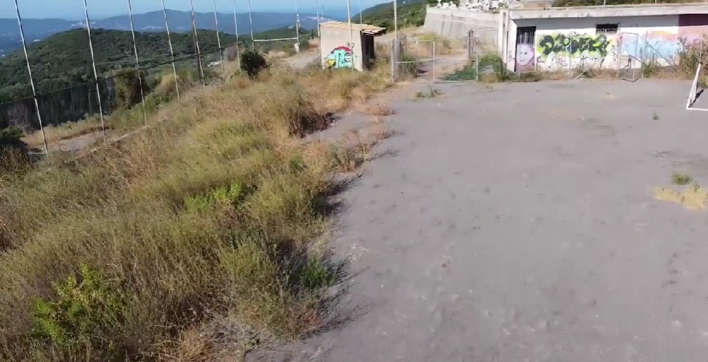 H Δήμαρχος Κέρκυρας Μ.Υδραίου άφησε να χορταριάσει ακόμη ενα Γήπεδο ...