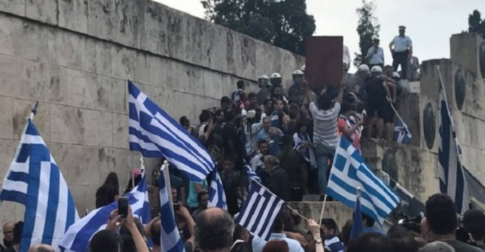 Η συμμορία των 301 ψήφιζε άρθρα κατα του Λαού κατα της Δημοκρατίας ...