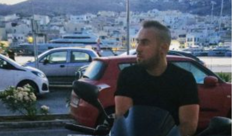 28χρονος Ποδοσφαιριστής απο την Συρο εσβησε ΞΑΦΝΙΚΑ... - Amazonios.net