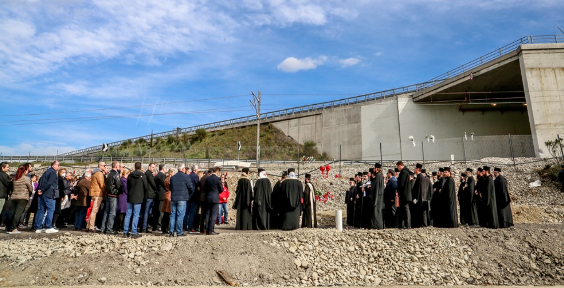 Εκαναν τρισάγιο σε εναν αγνώριστο χωρο που εριξαν χαλίκια και άσφαλτο ...