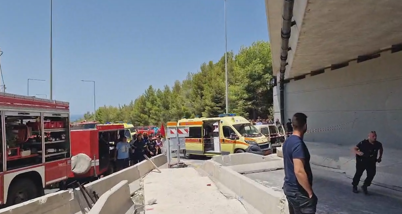 Επεσε γέφυρα στη Πάτρα..2 νεκροί και εγκλωβισμένοι..Θαύμα που ζουμε σε ...