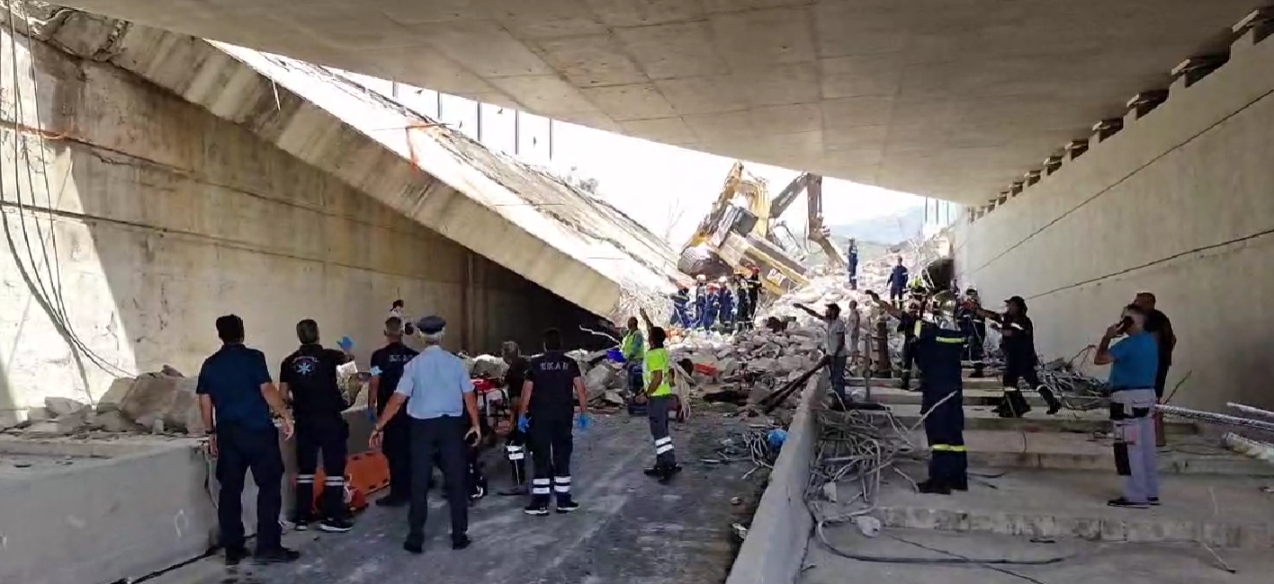 Επεσε γέφυρα στη Πάτρα..2 νεκροί και εγκλωβισμένοι..Θαύμα που ζουμε σε ...