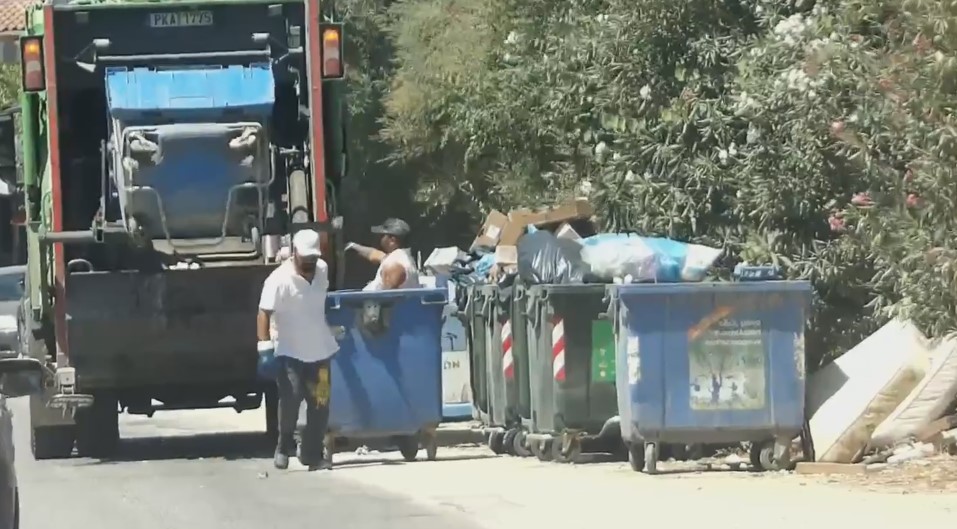 vraxonisida: Η ΔΗΜΑΡΧΟΣ ΠΟΥ ΠΡΟΣΠΑΘΕΙ ΝΑ ΕΞΑΠΑΤΗΣΕΙ...ΑΛΛΑ ΤΙΣ ΒΓΑΙΝΟΥΝ ...