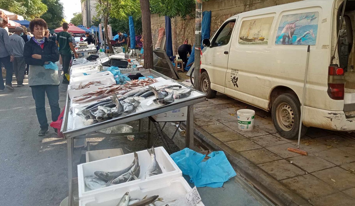 Σε απόγνωση οι ψαράδες στη Λαϊκή Λάρισας..Ο κόσμος δεν αγοράζει γιατί ...