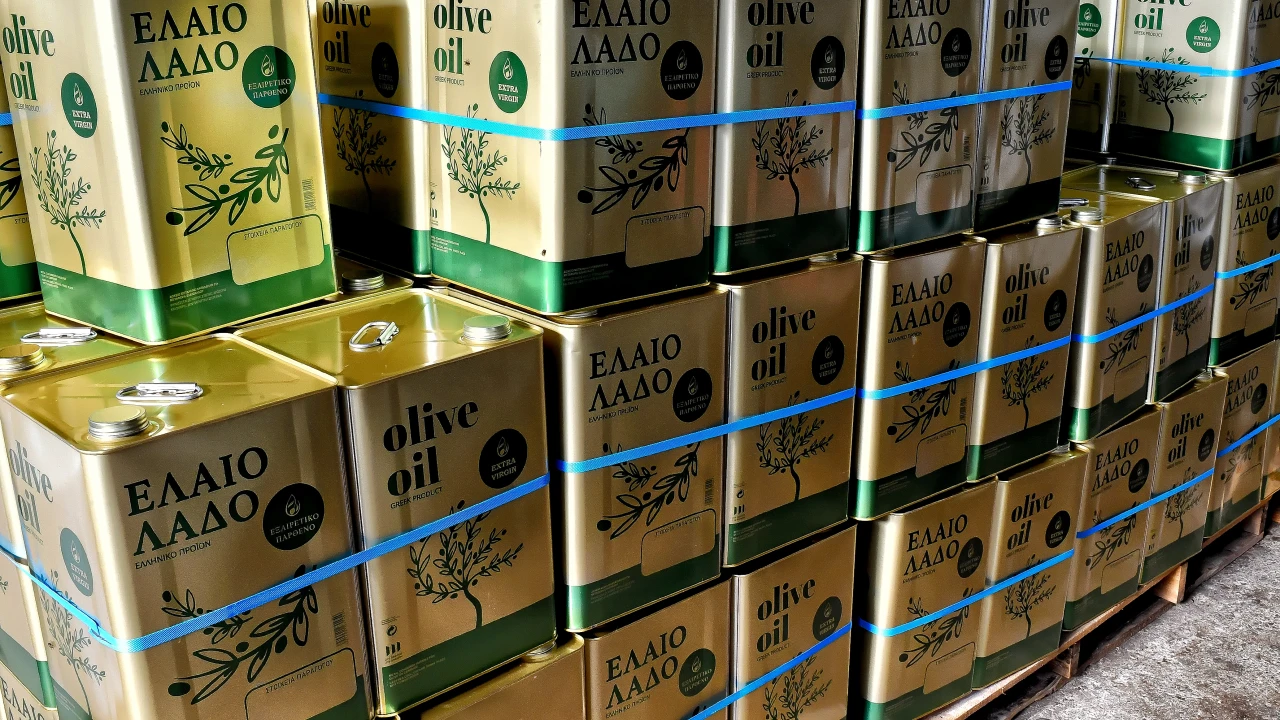 Τι ισχύει τελικά με τη μεταφορά του παραδοσιακού τενεκέ λαδιού - Η ...